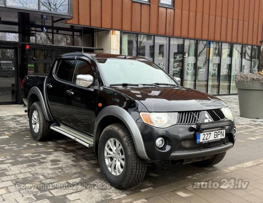 Black Mitsubishi l-200 2010 in Tallinn, with an engine capacity of 2.50 L and mileage of 342 thousand km for 7990 €, photo 3 on AUTOMOTO.COM.LV