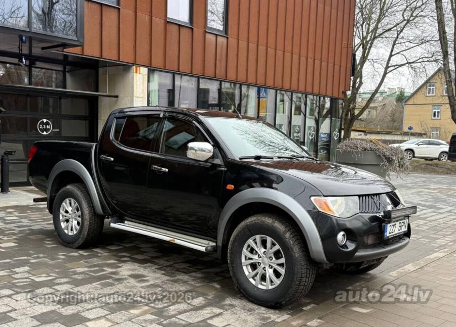 Black Mitsubishi l-200 2010 in Tallinn, with an engine capacity of 2.50 L and mileage of 342 thousand km for 7990 €, photo 4 on AUTOMOTO.COM.LV