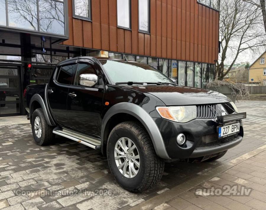 Black Mitsubishi l-200 2010 in Tallinn, with an engine capacity of 2.50 L and mileage of 342 thousand km for 7990 €, photo 5 on AUTOMOTO.COM.LV