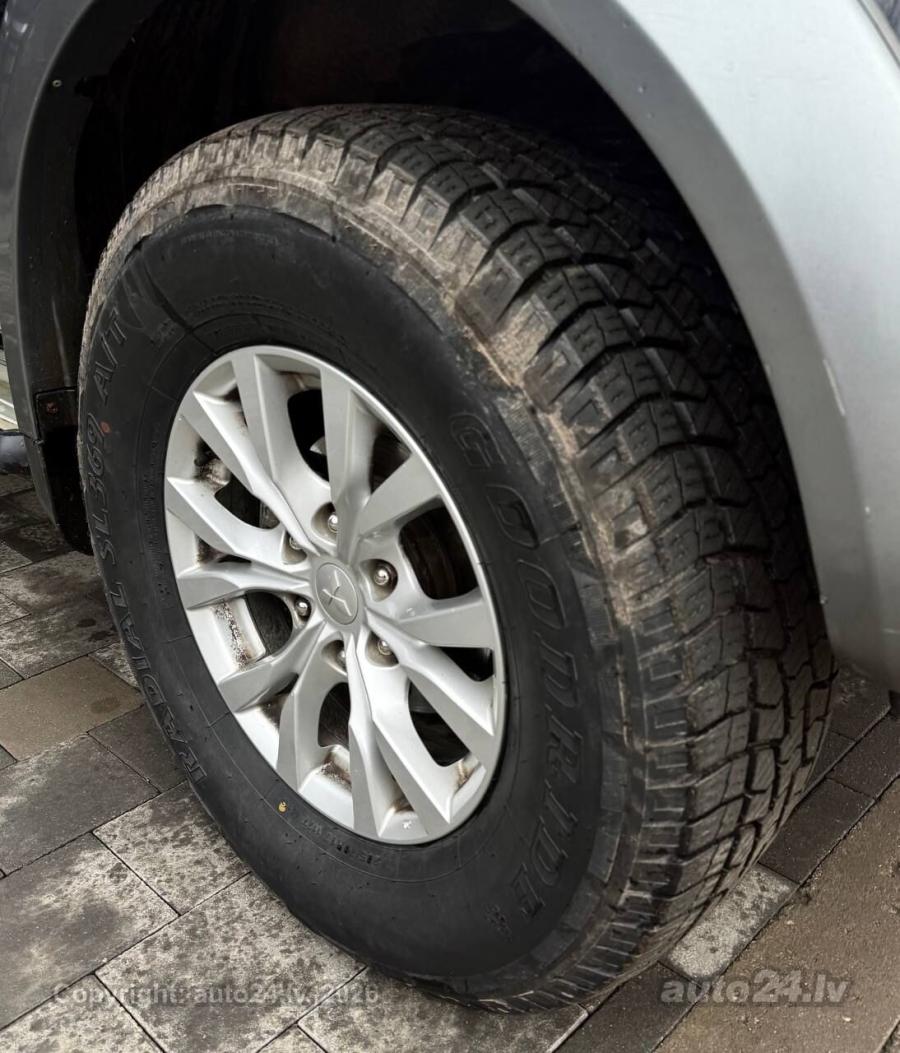 Black Mitsubishi l-200 2010 in Tallinn, with an engine capacity of 2.50 L and mileage of 342 thousand km for 7990 €, photo 8 on AUTOMOTO.COM.LV