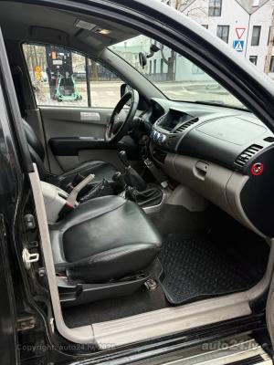 Black Mitsubishi l-200 2010 in Tallinn, with an engine capacity of 2.50 L and mileage of 342 thousand km for 7990 €, photo 9 on AUTOMOTO.COM.LV