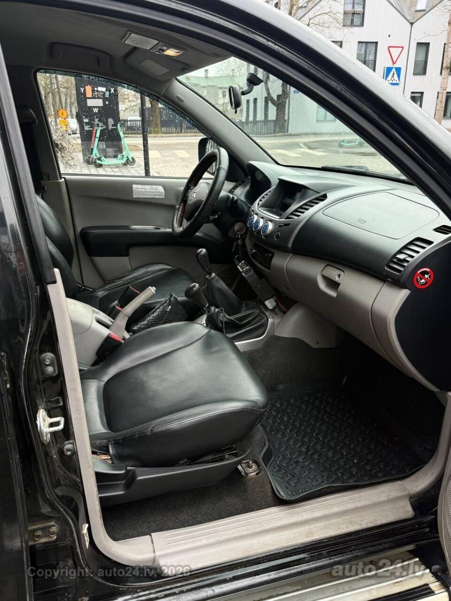 Black Mitsubishi l-200 2010 in Tallinn, with an engine capacity of 2.50 L and mileage of 342 thousand km for 7990 €, photo 9 on AUTOMOTO.COM.LV