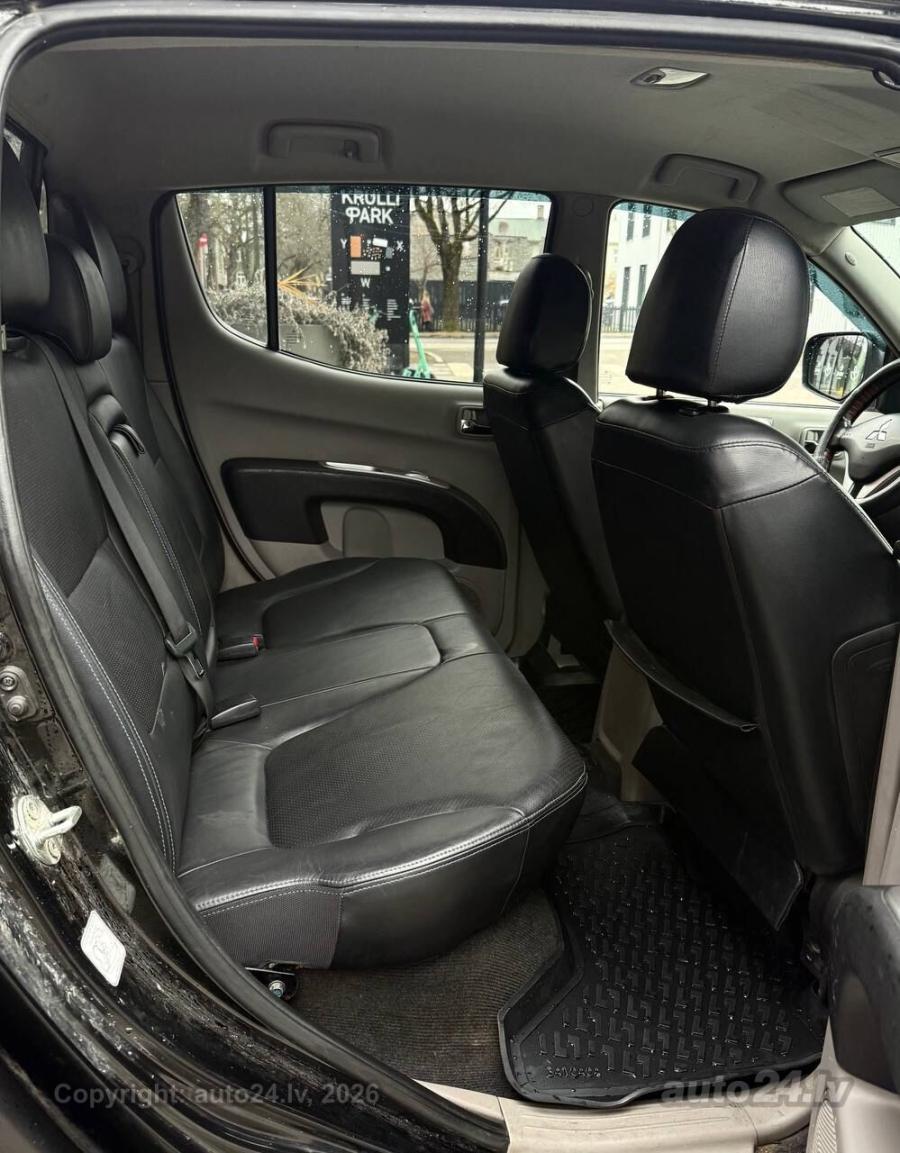 Black Mitsubishi l-200 2010 in Tallinn, with an engine capacity of 2.50 L and mileage of 342 thousand km for 7990 €, photo 11 on AUTOMOTO.COM.LV