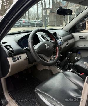 Black Mitsubishi l-200 2010 in Tallinn, with an engine capacity of 2.50 L and mileage of 342 thousand km for 7990 €, photo 13 on AUTOMOTO.COM.LV