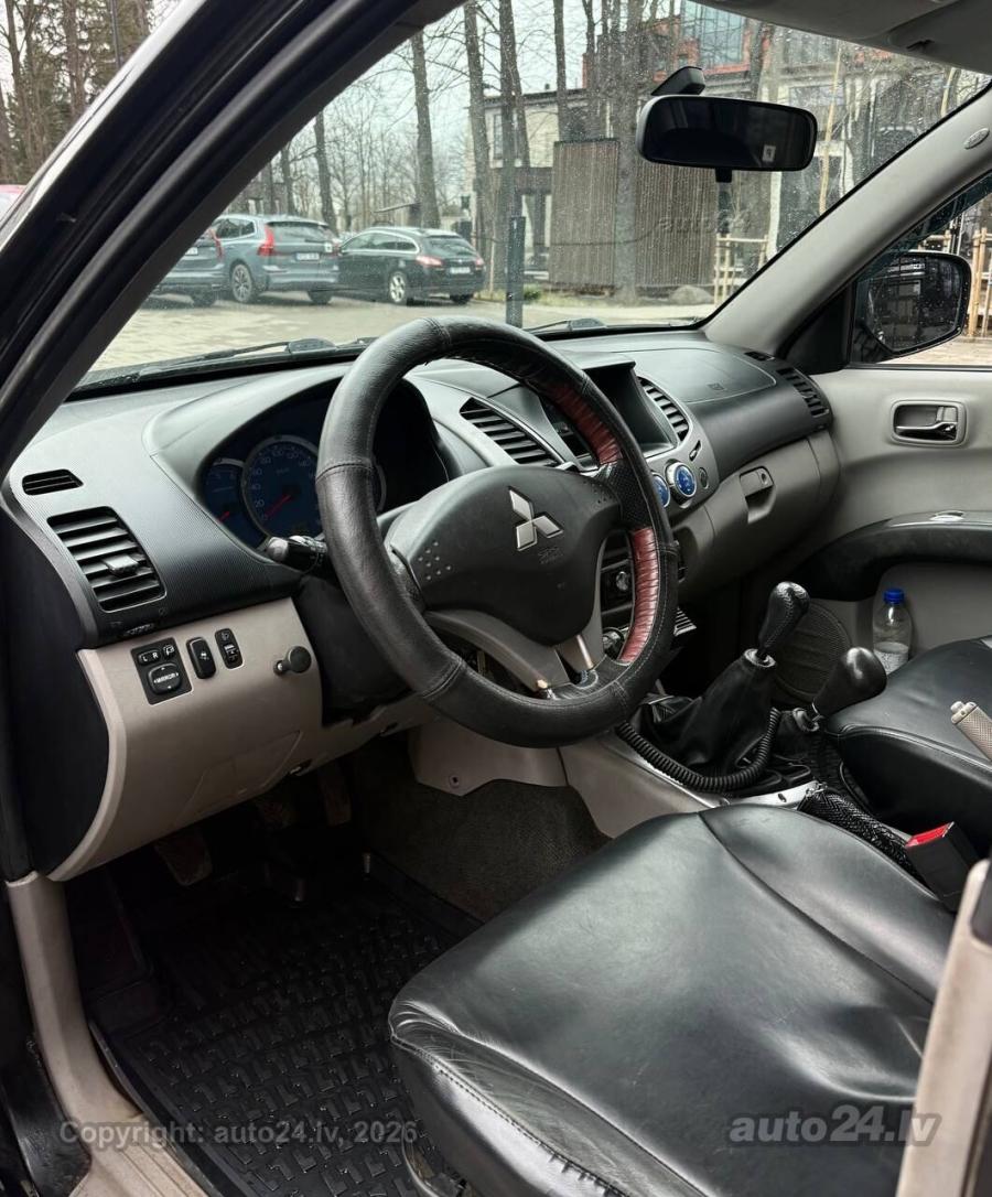 Black Mitsubishi l-200 2010 in Tallinn, with an engine capacity of 2.50 L and mileage of 342 thousand km for 7990 €, photo 13 on AUTOMOTO.COM.LV