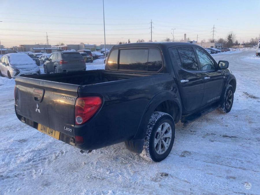 Melns Mitsubishi l-200 2011 Kauņa, ar dzinēja tilpumu 2.48 L un nobraukumu 191 tūkst. km par 3550 €, foto 4 vietnē AUTOMOTO.COM.LV