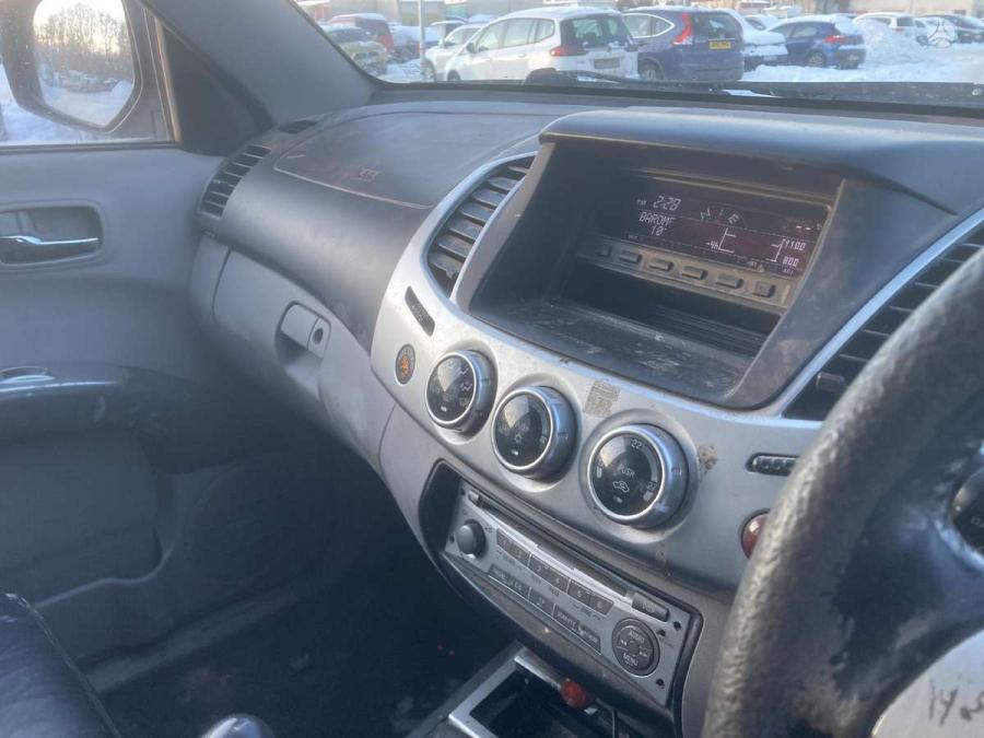 Melns Mitsubishi l-200 2011 Kauņa, ar dzinēja tilpumu 2.48 L un nobraukumu 191 tūkst. km par 3550 €, foto 6 vietnē AUTOMOTO.COM.LV