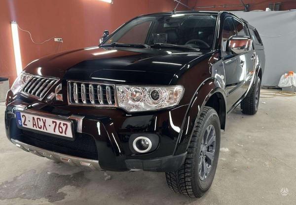 Black Mitsubishi l-200 2011 in Vilnius, with an engine capacity of 2.50 L and mileage of 245 thousand km for 9990 €, photo 1 on AUTOMOTO.COM.LV