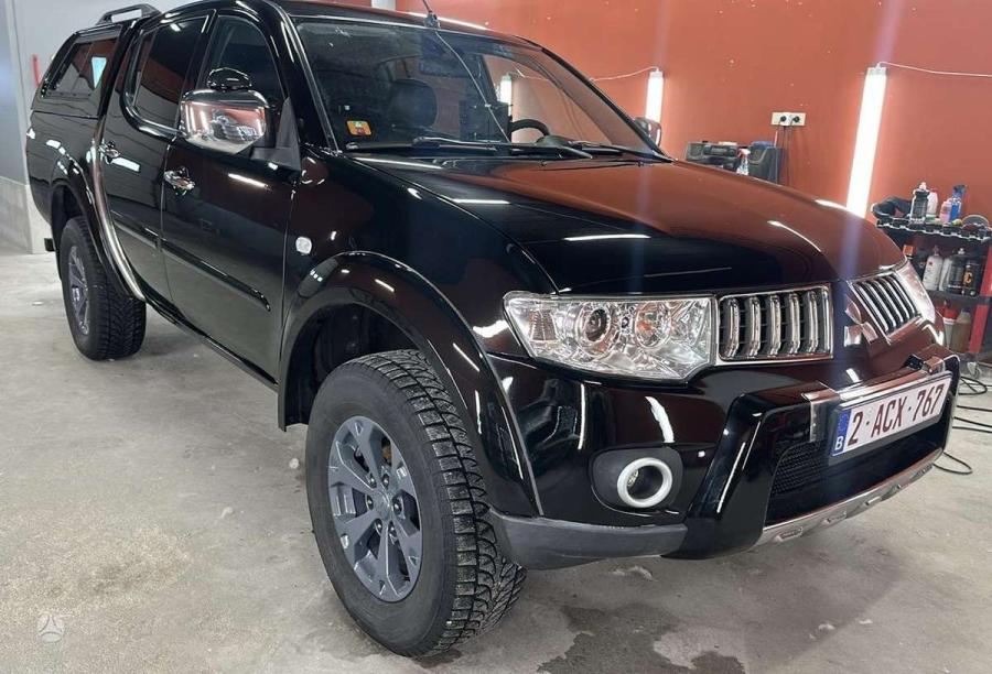 Black Mitsubishi l-200 2011 in Vilnius, with an engine capacity of 2.50 L and mileage of 245 thousand km for 9990 €, photo 6 on AUTOMOTO.COM.LV