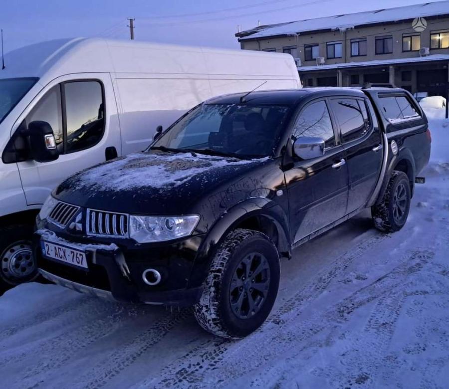 Black Mitsubishi l-200 2011 in Vilnius, with an engine capacity of 2.50 L and mileage of 245 thousand km for 9990 €, photo 19 on AUTOMOTO.COM.LV