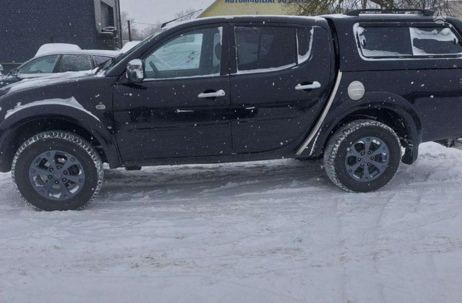 Black Mitsubishi l-200 2011 in Vilnius, with an engine capacity of 2.50 L and mileage of 245 thousand km for 9990 €, photo 22 on AUTOMOTO.COM.LV