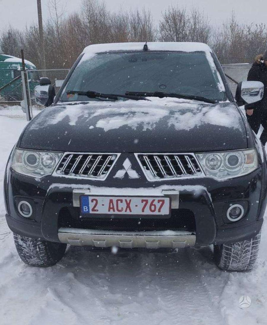Black Mitsubishi l-200 2011 in Vilnius, with an engine capacity of 2.50 L and mileage of 245 thousand km for 9990 €, photo 23 on AUTOMOTO.COM.LV