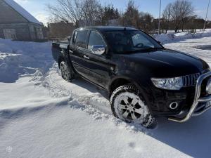 Black Mitsubishi l-200 2011 in Vilnius, with an engine capacity of 0.00 L and mileage of 330 thousand km for 12700 €, photo 4 on AUTOMOTO.COM.LV
