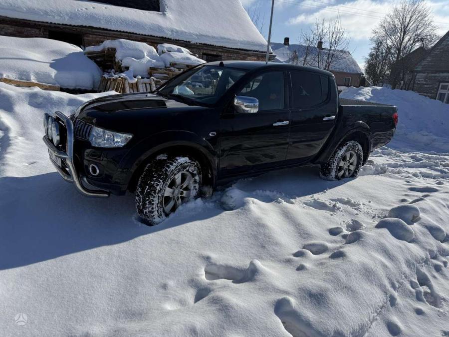 Black Mitsubishi l-200 2011 in Vilnius, with an engine capacity of 0.00 L and mileage of 330 thousand km for 12700 €, photo 5 on AUTOMOTO.COM.LV