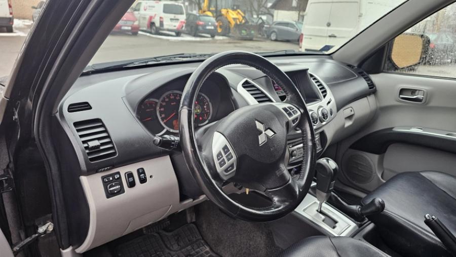 Black Mitsubishi l-200 2011 in Riga, with an engine capacity of 2.50 L and mileage of 159 thousand km for 9950 €, photo 11 on AUTOMOTO.COM.LV