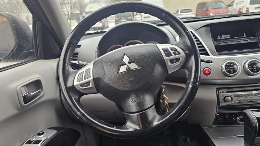 Black Mitsubishi l-200 2011 in Riga, with an engine capacity of 2.50 L and mileage of 159 thousand km for 9950 €, photo 15 on AUTOMOTO.COM.LV