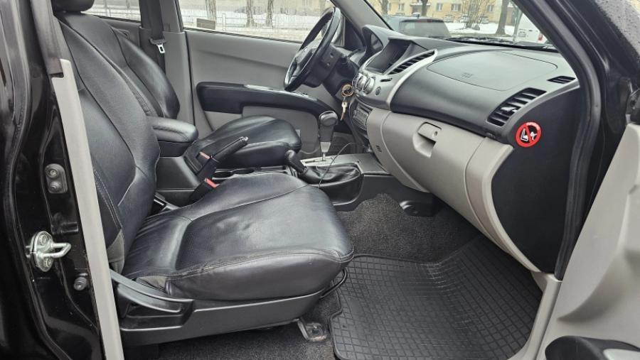 Black Mitsubishi l-200 2011 in Riga, with an engine capacity of 2.50 L and mileage of 159 thousand km for 9950 €, photo 23 on AUTOMOTO.COM.LV