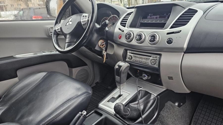 Black Mitsubishi l-200 2011 in Riga, with an engine capacity of 2.50 L and mileage of 159 thousand km for 9950 €, photo 24 on AUTOMOTO.COM.LV