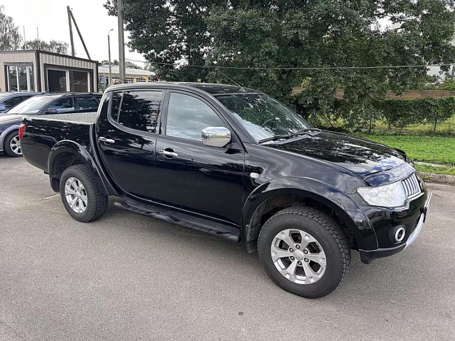 Black Mitsubishi l-200 2011 in Riga, with an engine capacity of 2.50 L and mileage of 159 thousand km for 10950 €, photo 4 on AUTOMOTO.COM.LV