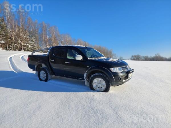 Black Mitsubishi l-200 2011 in Rezekne, with an engine capacity of 2.50 L and mileage of 390 thousand km for 10499 €, photo 4 on AUTOMOTO.COM.LV