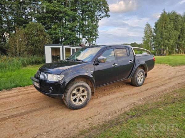 Black Mitsubishi l-200 2011 in Rezekne, with an engine capacity of 2.50 L and mileage of 390 thousand km for 10499 €, photo 5 on AUTOMOTO.COM.LV