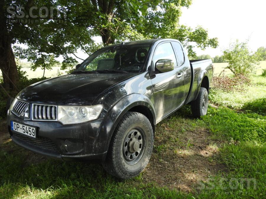 Black Mitsubishi l-200 2012 in Ogre, with an engine capacity of 2.50 L and mileage of 265 thousand km for 6300 €, photo 1 on AUTOMOTO.COM.LV