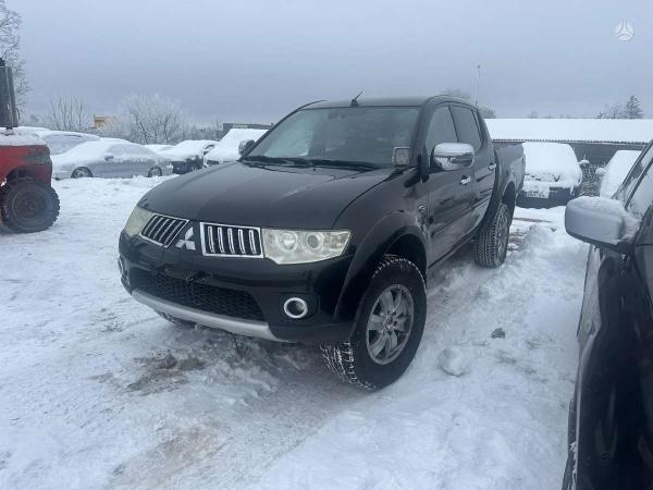 Black Mitsubishi l-200 2013 in Kaunas, with an engine capacity of 2.48 L and mileage of 195 thousand km for 6100 €, photo 1 on AUTOMOTO.COM.LV