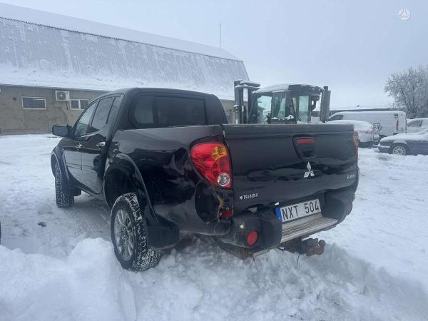 Black Mitsubishi l-200 2013 in Kaunas, with an engine capacity of 2.48 L and mileage of 195 thousand km for 6100 €, photo 3 on AUTOMOTO.COM.LV