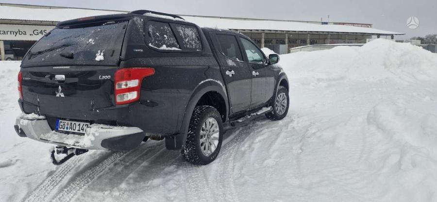 Black Mitsubishi l-200 2016 in Siauliai, with an engine capacity of 2.44 L and mileage of 240 thousand km for 15900 €, photo 3 on AUTOMOTO.COM.LV