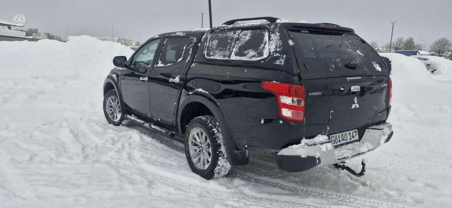 Black Mitsubishi l-200 2016 in Siauliai, with an engine capacity of 2.44 L and mileage of 240 thousand km for 15900 €, photo 4 on AUTOMOTO.COM.LV