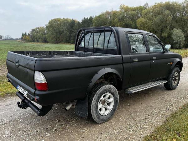 Black Mitsubishi l-200 2001 in Panevezys, with an engine capacity of 2.48 L and mileage of 300 thousand km for 4650 €, photo 2 on AUTOMOTO.COM.LV