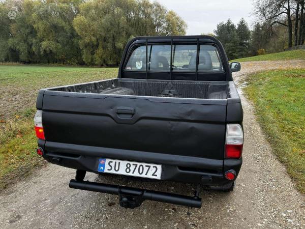 Black Mitsubishi l-200 2001 in Panevezys, with an engine capacity of 2.48 L and mileage of 300 thousand km for 4650 €, photo 3 on AUTOMOTO.COM.LV