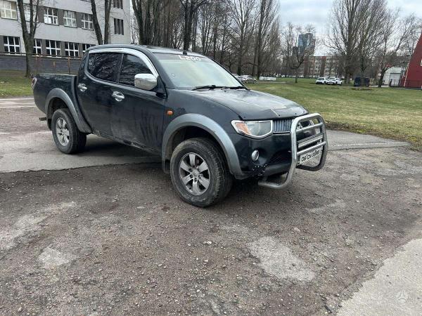 Melns Mitsubishi l-200 2006 Klaipėda, ar dzinēja tilpumu 2.48 L un nobraukumu 356 tūkst. km par 3800 €, foto 1 vietnē AUTOMOTO.COM.LV