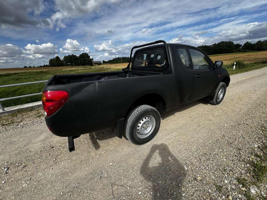 Black Mitsubishi l-200 2006 in Panevezys, with an engine capacity of 2.50 L and mileage of 0 thousand km for 4600 €, photo 3 on AUTOMOTO.COM.LV
