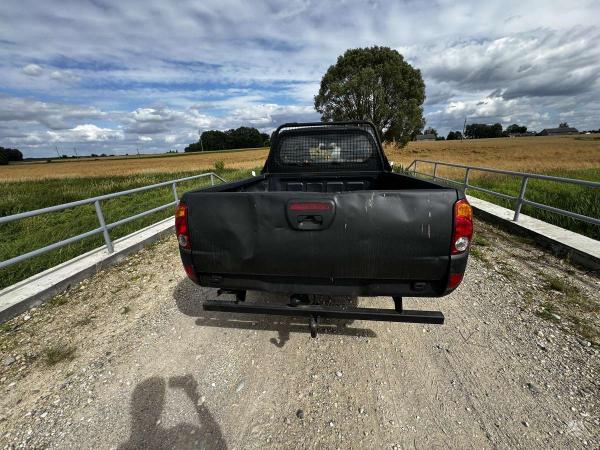 Black Mitsubishi l-200 2006 in Panevezys, with an engine capacity of 2.50 L and mileage of 0 thousand km for 4600 €, photo 3 on AUTOMOTO.COM.LV