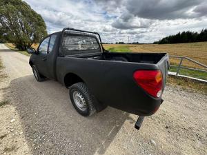 Black Mitsubishi l-200 2006 in Panevezys, with an engine capacity of 2.50 L and mileage of 0 thousand km for 4600 €, photo 5 on AUTOMOTO.COM.LV
