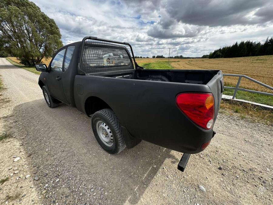 Black Mitsubishi l-200 2006 in Panevezys, with an engine capacity of 2.50 L and mileage of 0 thousand km for 4600 €, photo 5 on AUTOMOTO.COM.LV