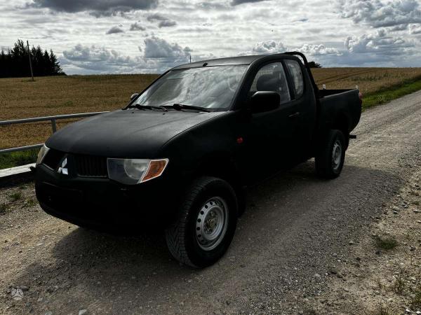 Black Mitsubishi l-200 2006 in Panevezys, with an engine capacity of 2.50 L and mileage of 0 thousand km for 4600 €, photo 5 on AUTOMOTO.COM.LV
