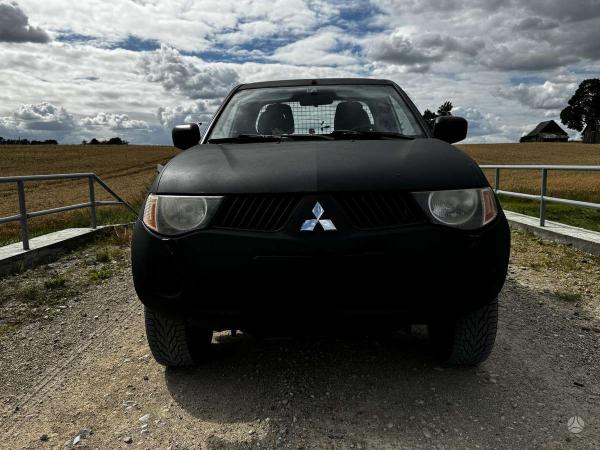 Black Mitsubishi l-200 2006 in Panevezys, with an engine capacity of 2.50 L and mileage of 0 thousand km for 4600 €, photo 6 on AUTOMOTO.COM.LV
