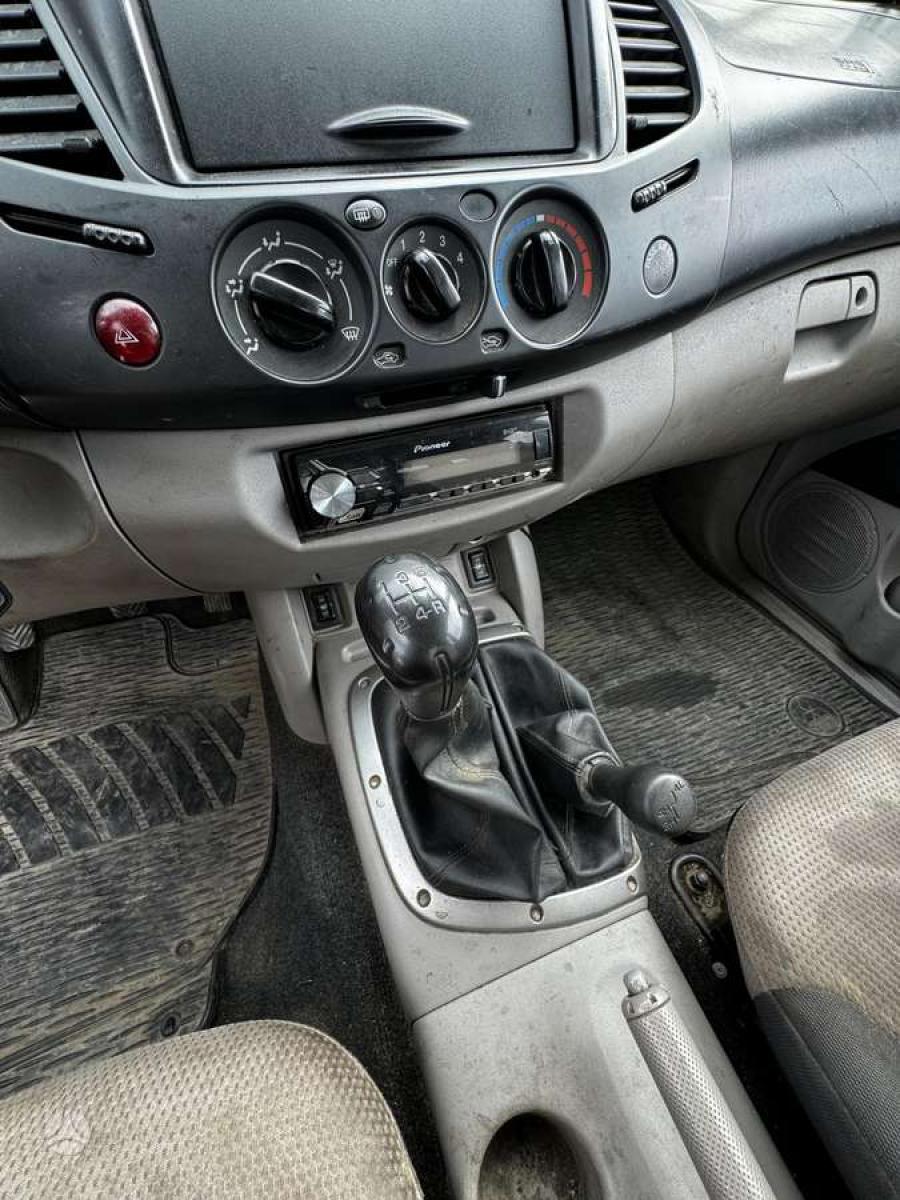 Black Mitsubishi l-200 2006 in Panevezys, with an engine capacity of 2.50 L and mileage of 0 thousand km for 4600 €, photo 12 on AUTOMOTO.COM.LV