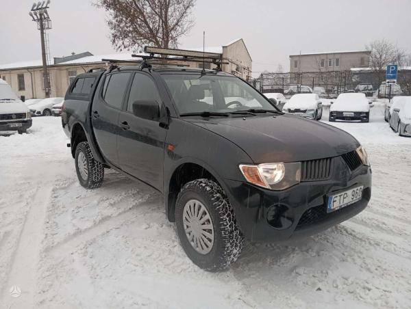 Black Mitsubishi l-200 2007 in Vilnius, with an engine capacity of 2.48 L and mileage of 363 thousand km for 7450 €, photo 1 on AUTOMOTO.COM.LV
