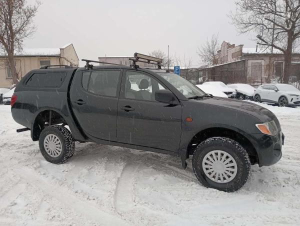 Black Mitsubishi l-200 2007 in Vilnius, with an engine capacity of 2.48 L and mileage of 363 thousand km for 7450 €, photo 3 on AUTOMOTO.COM.LV