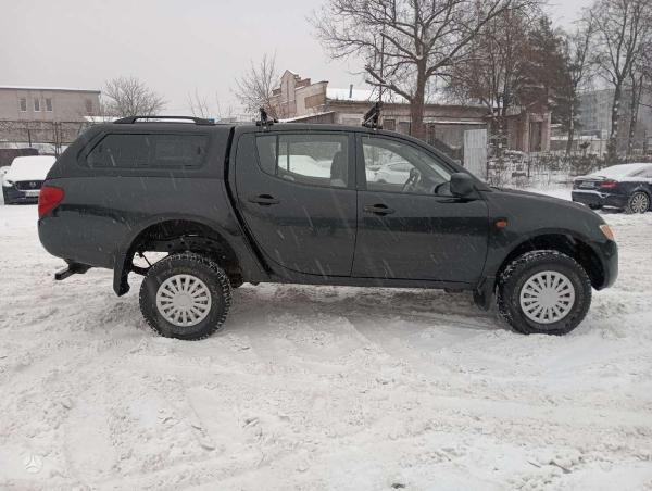 Black Mitsubishi l-200 2007 in Vilnius, with an engine capacity of 2.48 L and mileage of 363 thousand km for 7450 €, photo 4 on AUTOMOTO.COM.LV