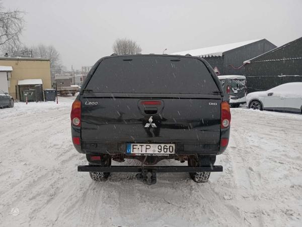 Black Mitsubishi l-200 2007 in Vilnius, with an engine capacity of 2.48 L and mileage of 363 thousand km for 7450 €, photo 6 on AUTOMOTO.COM.LV
