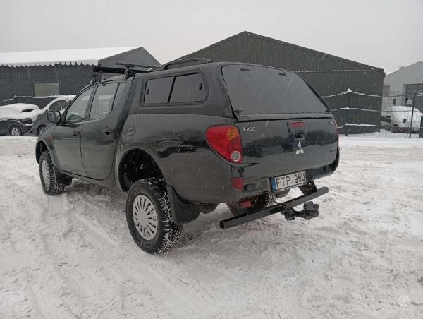 Black Mitsubishi l-200 2007 in Vilnius, with an engine capacity of 2.48 L and mileage of 363 thousand km for 7450 €, photo 7 on AUTOMOTO.COM.LV