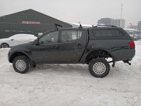 Black Mitsubishi l-200 2007 in Vilnius, with an engine capacity of 2.48 L and mileage of 363 thousand km for 7450 €, photo 8 on AUTOMOTO.COM.LV