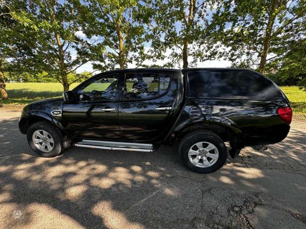 Melns Mitsubishi l-200 2007 Panevēža, ar dzinēja tilpumu 2.48 L un nobraukumu 325 tūkst. km par 7500 €, foto 3 vietnē AUTOMOTO.COM.LV
