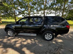 Black Mitsubishi l-200 2007 in Panevezys, with an engine capacity of 2.48 L and mileage of 325 thousand km for 7500 €, photo 4 on AUTOMOTO.COM.LV