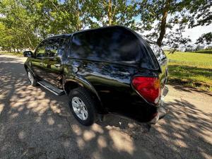 Black Mitsubishi l-200 2007 in Panevezys, with an engine capacity of 2.48 L and mileage of 325 thousand km for 7500 €, photo 5 on AUTOMOTO.COM.LV