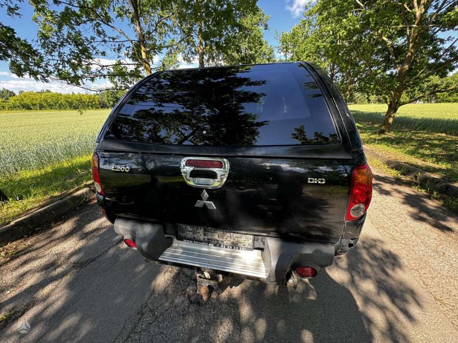 Black Mitsubishi l-200 2007 in Panevezys, with an engine capacity of 2.48 L and mileage of 325 thousand km for 7500 €, photo 6 on AUTOMOTO.COM.LV